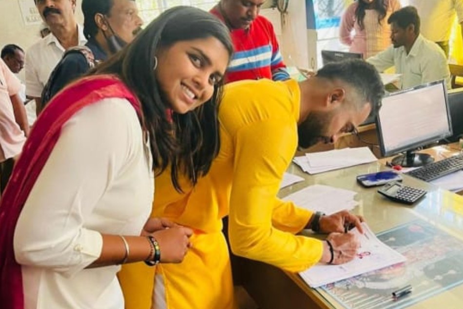 ತಾಯಿಯ ಜನ್ಮದಿನದಂದೇ ಅರ್ಜುನ್ ಹೊಯ್ಸಳ ಜೊತೆ ವೇದಾ ಕೃಷ್ಣಮೂರ್ತಿ ಸರಳ ವಿವಾಹ; ಫೋಟೋ ...